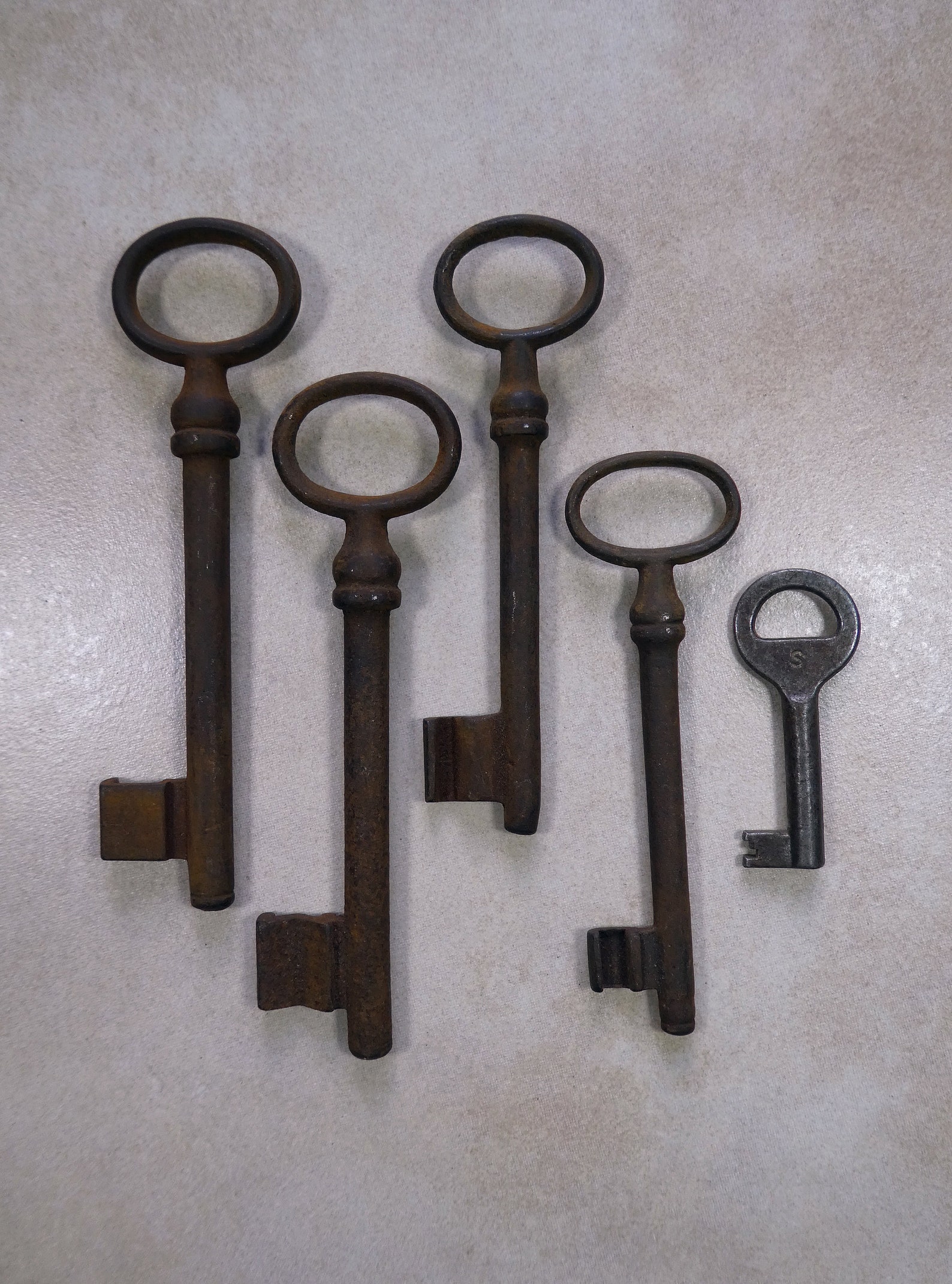 5 Vintage Steel Skeleton Keys, Lot of 5 Large Rusty Antique Skeleton ...