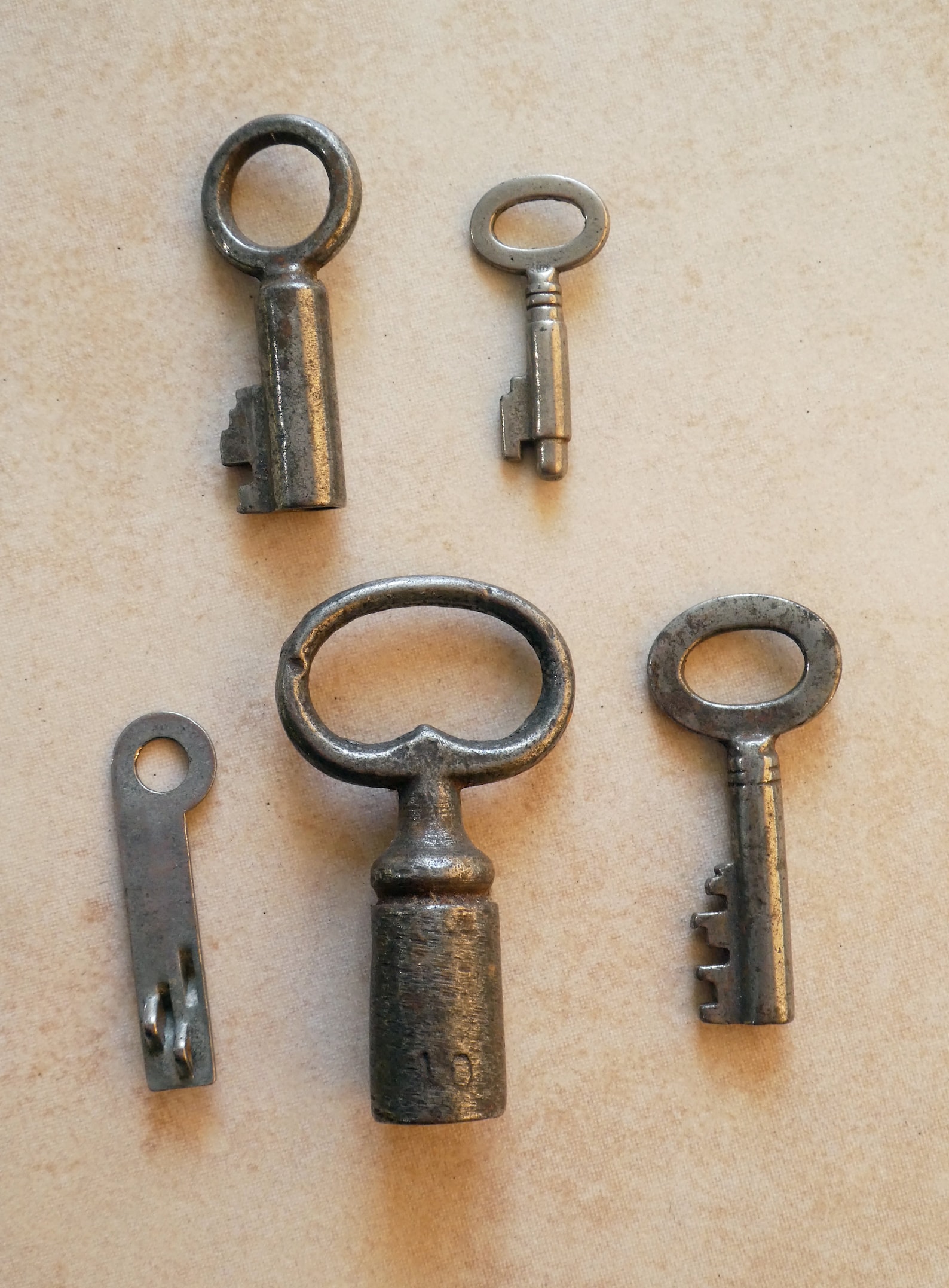 5 Small Vintage Keys, Antique Steel Key Set, Mini Collectible Steel ...