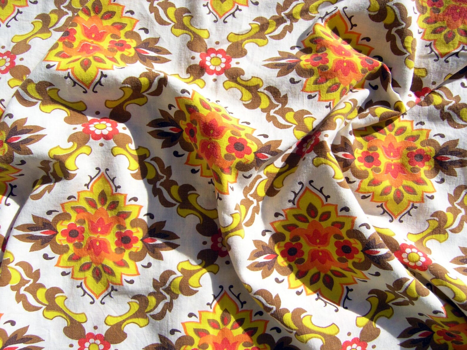Vintage Fabric Remnant, Retro 1960s / 1970s Cotton Sheet Fabric, Light ...