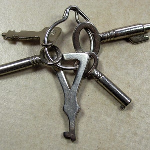 5 Small Vintage Keys, Miniature Antique Keys, Mini Collectible Steel ...