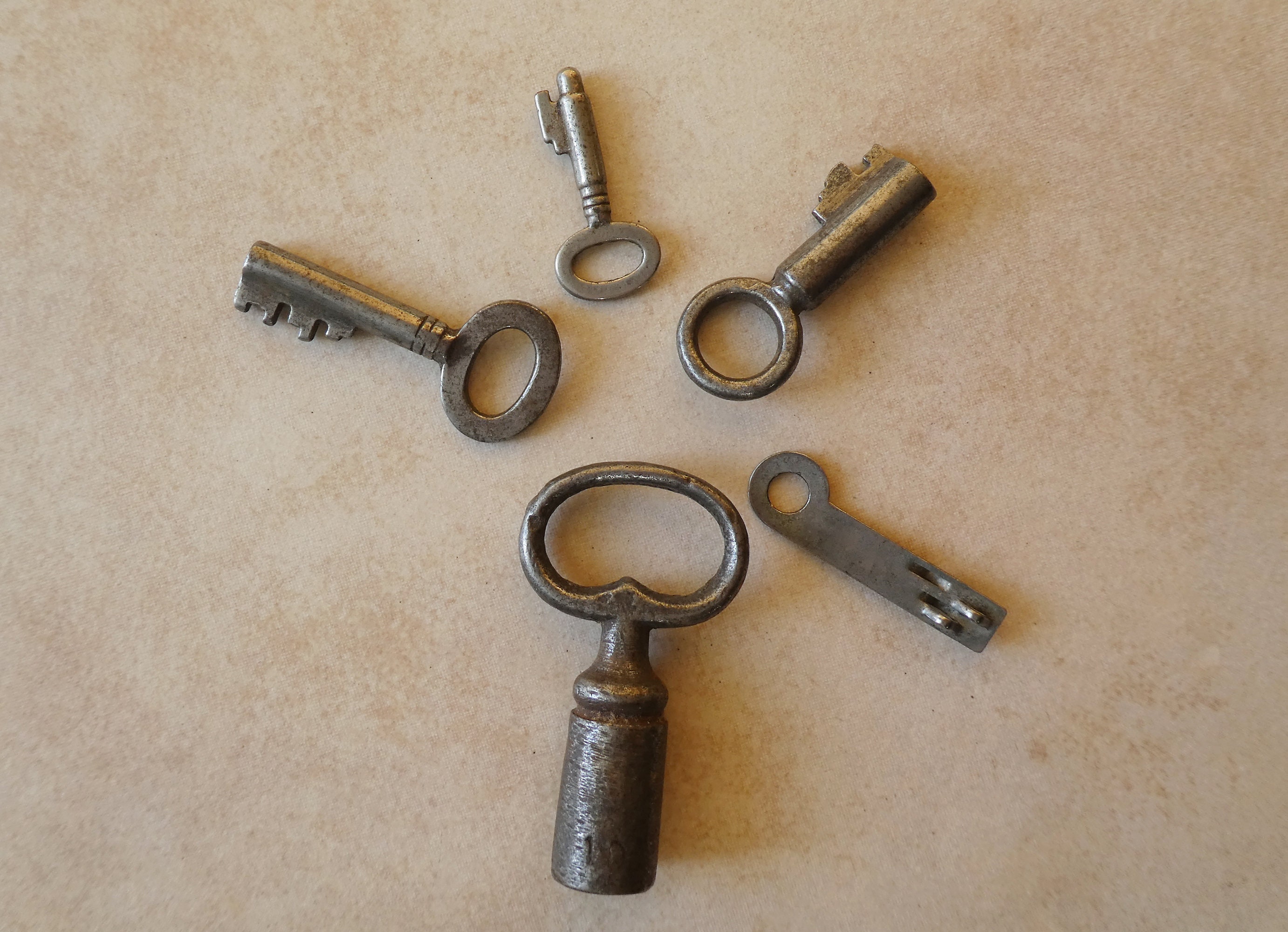 5 Small Vintage Keys, Antique Steel Key Set, Mini Collectible Steel ...
