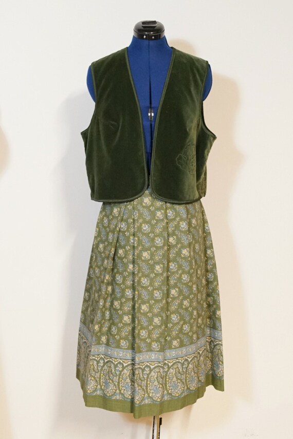 Traditional two-piece suit with velvet bolero and ple… - Gem