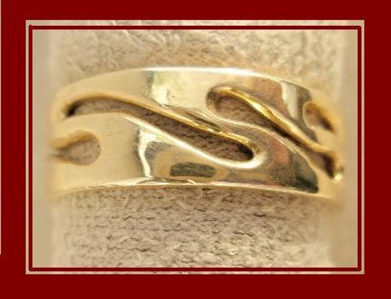 14 Karat Gold Wave Design Band - Etsy