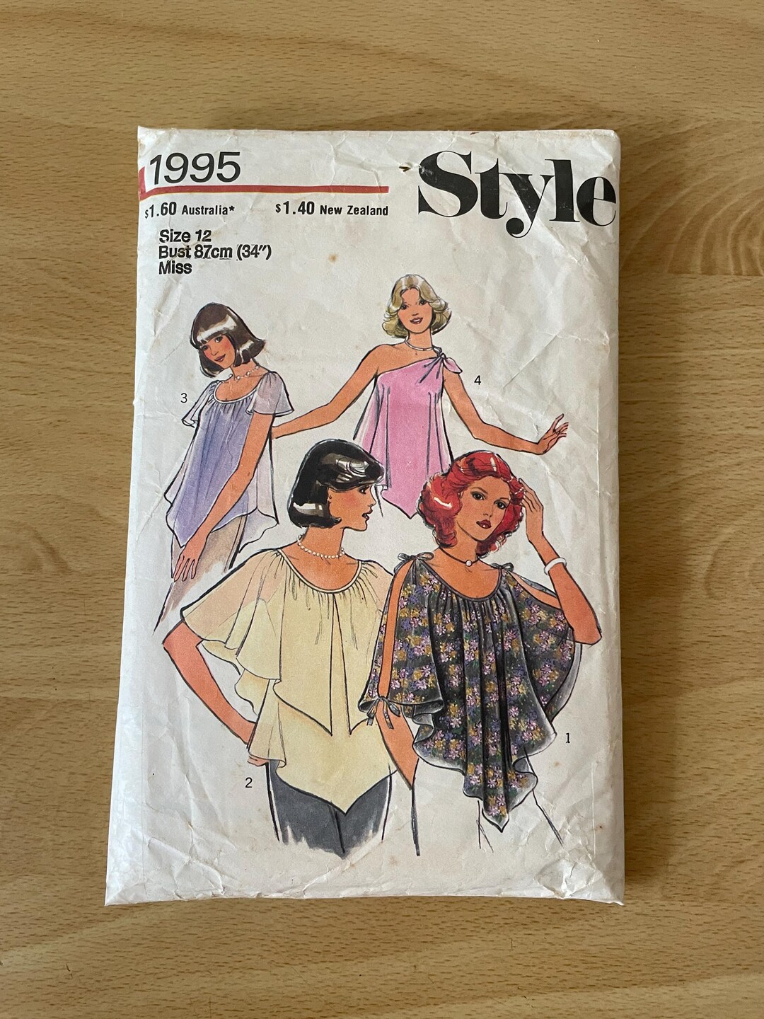 Style 1995 Vintage 70s Bias Cut Top With Scoop Neckline, Bows, Pointed ...