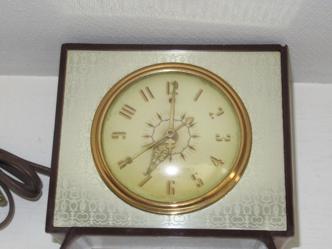 Vintage 1950's GE Telechron 7H242 Electric Brass Bezel Footed Table-top ...