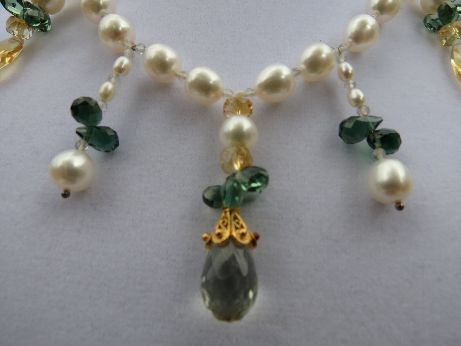 Encantador collar de perlas blancas con deslumbrantes gemas de citrino ...