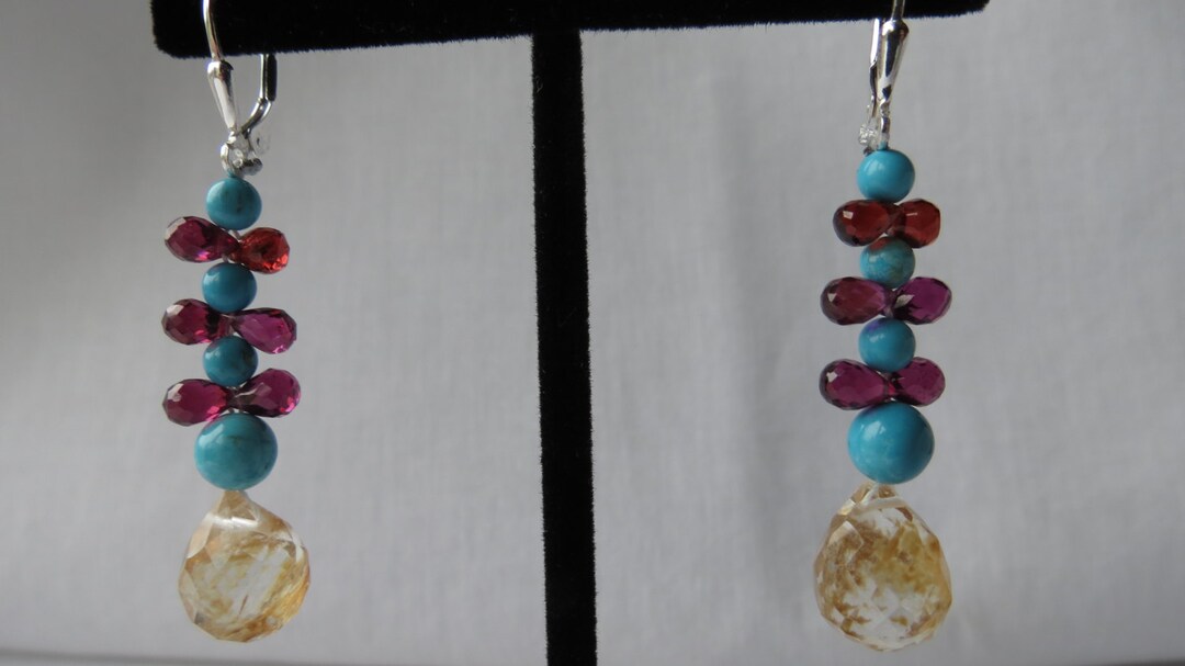 Lindos aretes de turquesa con pequeñas piedras de granate facetadas y ...