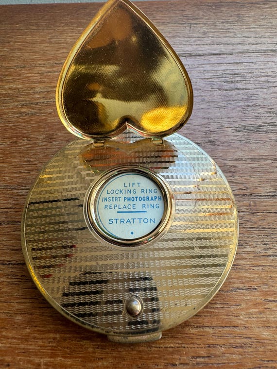 1950's Stratton gold compact with heart picture frame… - Gem