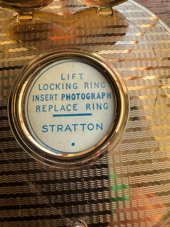 1950's Stratton gold compact with heart picture frame… - Gem