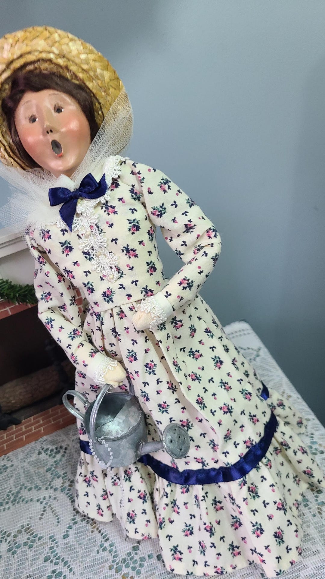 Byers Choice Premium Winterthur Lady Caroler Miss Violet Holding Her ...