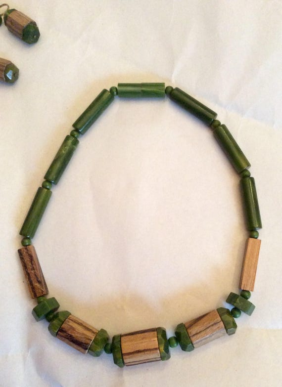 Vintage 1940's Green Bakelite & Wood necklace and ear… - Gem