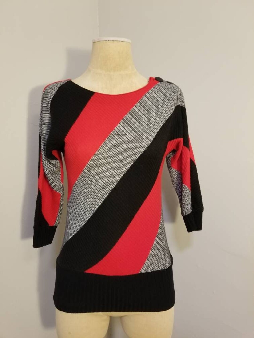 BUYER TOO! TOP // Vtg Black White Gray Red Diagonal Striped 3/4 Sleeve ...