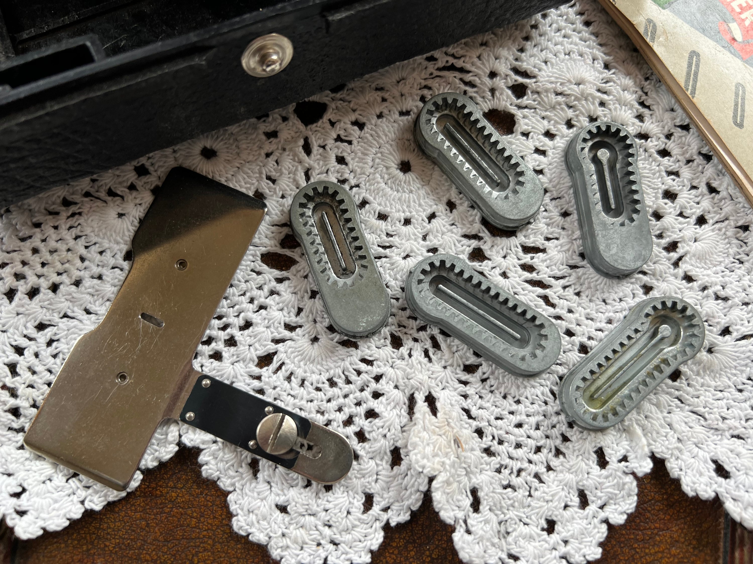 Vintage Singer Sewing Machine Buttonholer | 160506 | Original Black ...