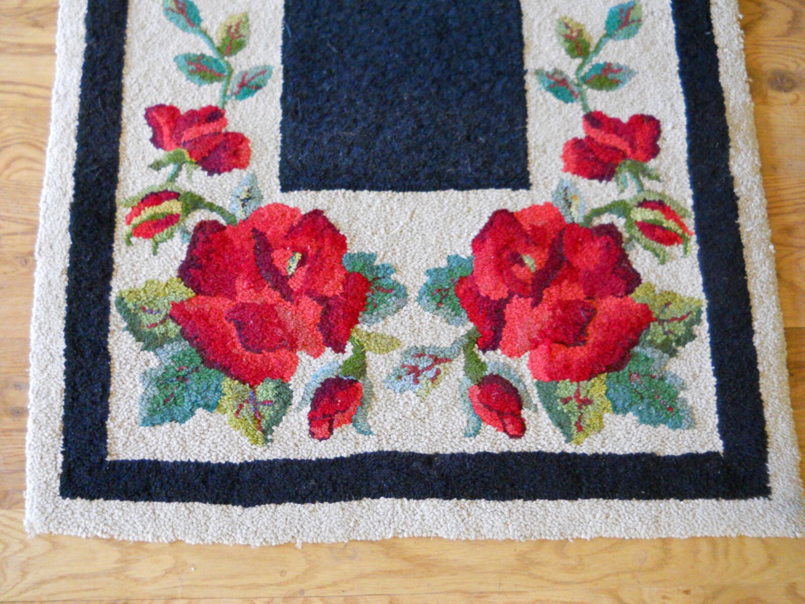Antique Country French Farmhouse 1920s Wool Hand Hooked Red Roses ...