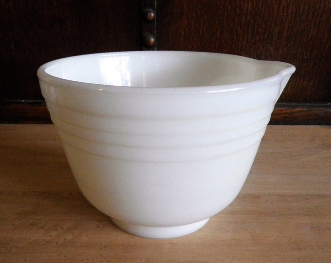 Pyrex Small Farmhouse Vintage Milkglass Mixing Bowl Pour Spout White ...