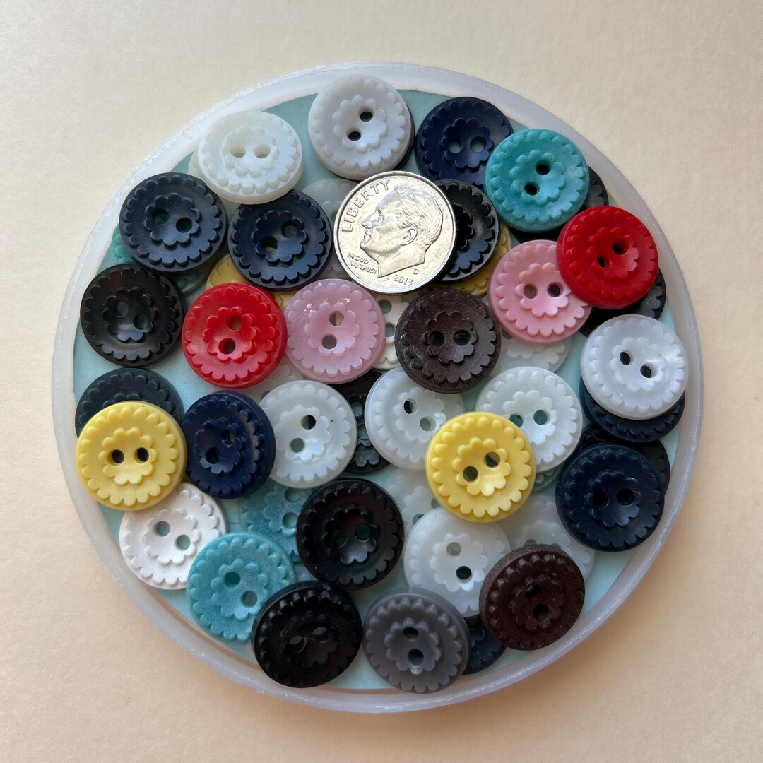 Set of 50 Assorted Color Vintage Plastic Flower Buttons Approximately 5 ...
