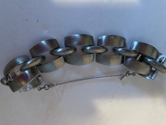 Monet Brushed metal chain bracket - Gem