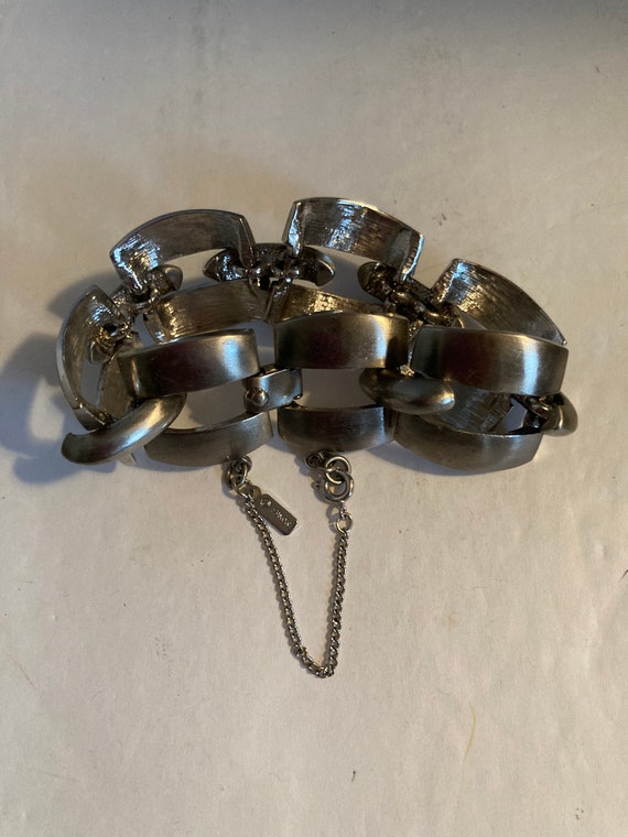 Monet Brushed metal chain bracket - Gem