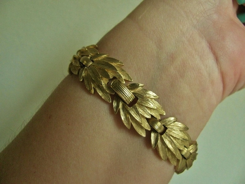Vintage Crown Trifari Gold Leaf Bracelet - Etsy Vintage Crown Trifari Gold Leaf Bracelet - Etsy