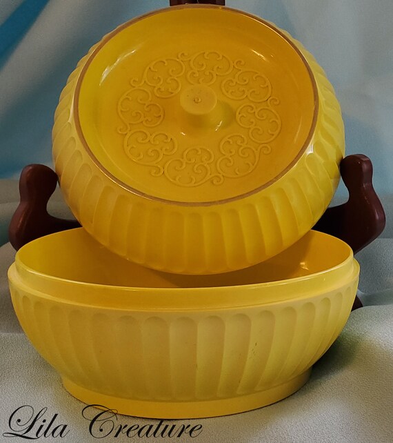 Vintage 1960s Plastic Powder Dish and Puff - Gem