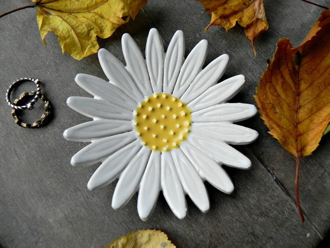 Daisy Ceramic Ring Dish, Charming Gardens, Gardening Gift, White Flower ...