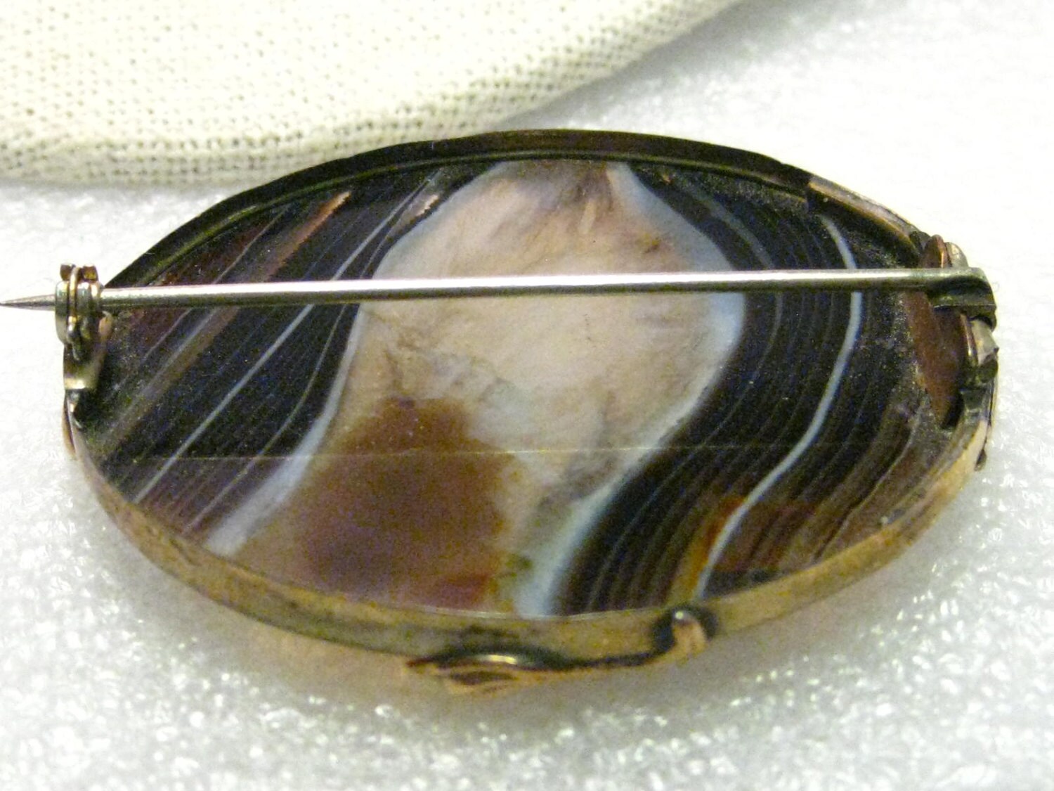 True Victorian Scottish Agate Oval Brooch with 14kt Gold Accents, 2 by 1.75