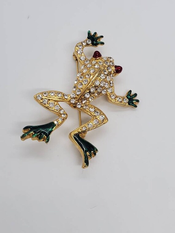Rhinestone And Enamel Gold Tone Frog Brooch - Gem