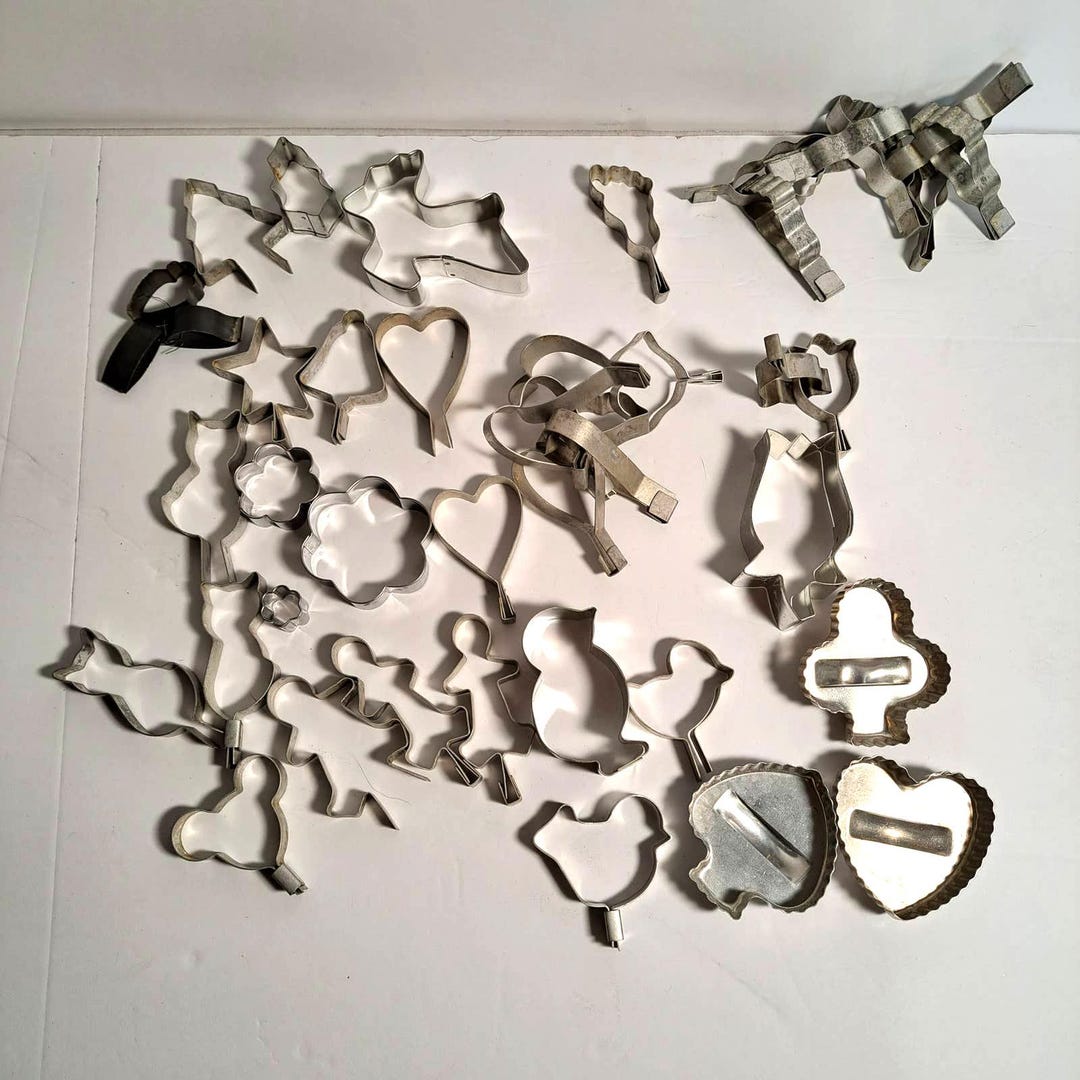 40 Vintage Metal Cookie Cutters Christmas Easter Heart Foot Flower Tree ...