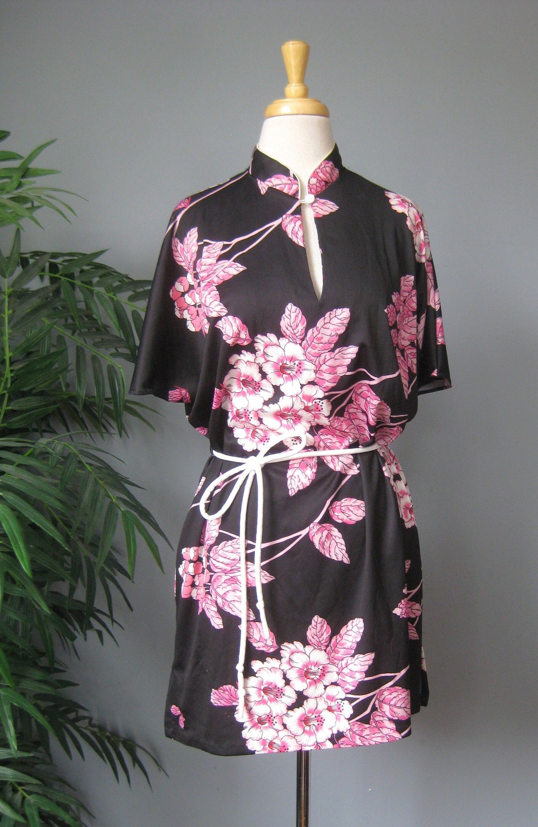 Floral Tunic / Vtg 60s / Black W Pink Flowers Nylon Shorty Robe Tunic ...