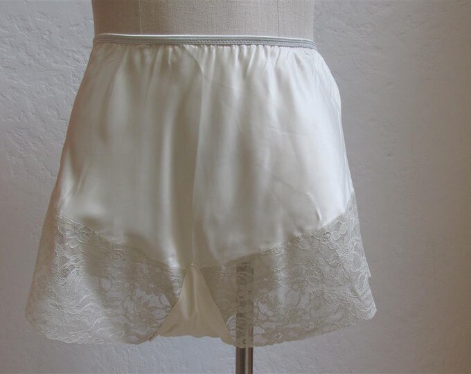 1940's Tap Pants Made of Satin and Lace - 22-28 In. Waist - Etsy