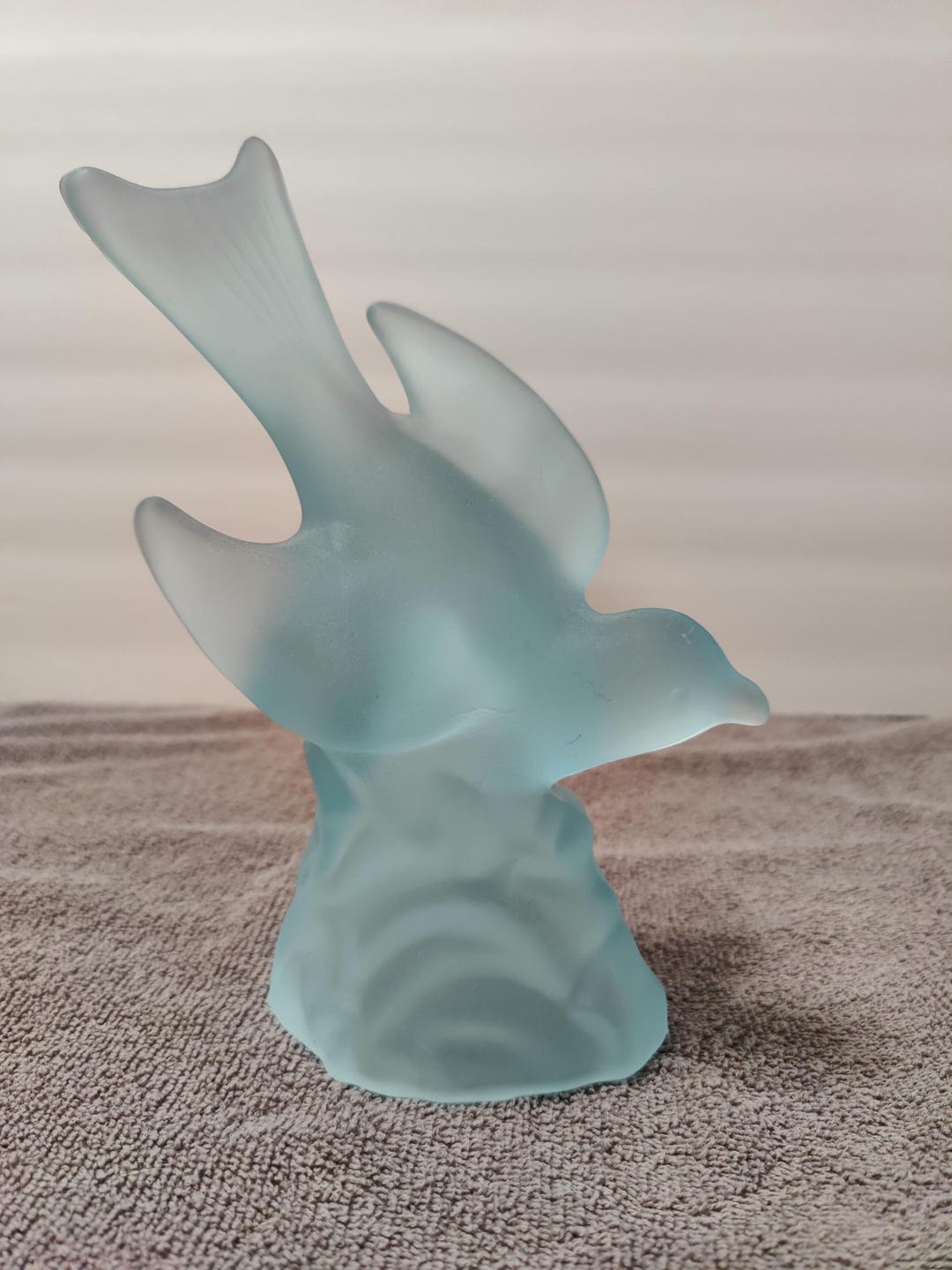 Vintage L.E. Smith Frosted Satin Blue Glass Bird in Flight Statue -free ...