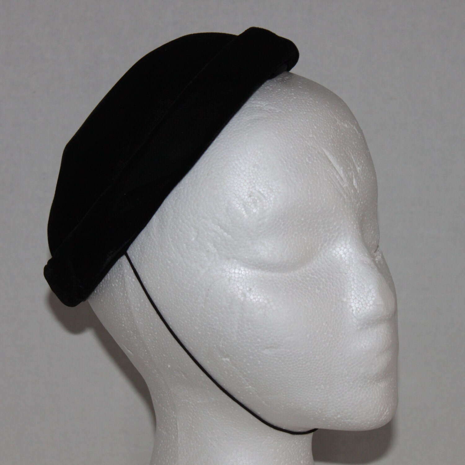 Vintage 1950s Black Velvet Toque Hat / Tilt Hat