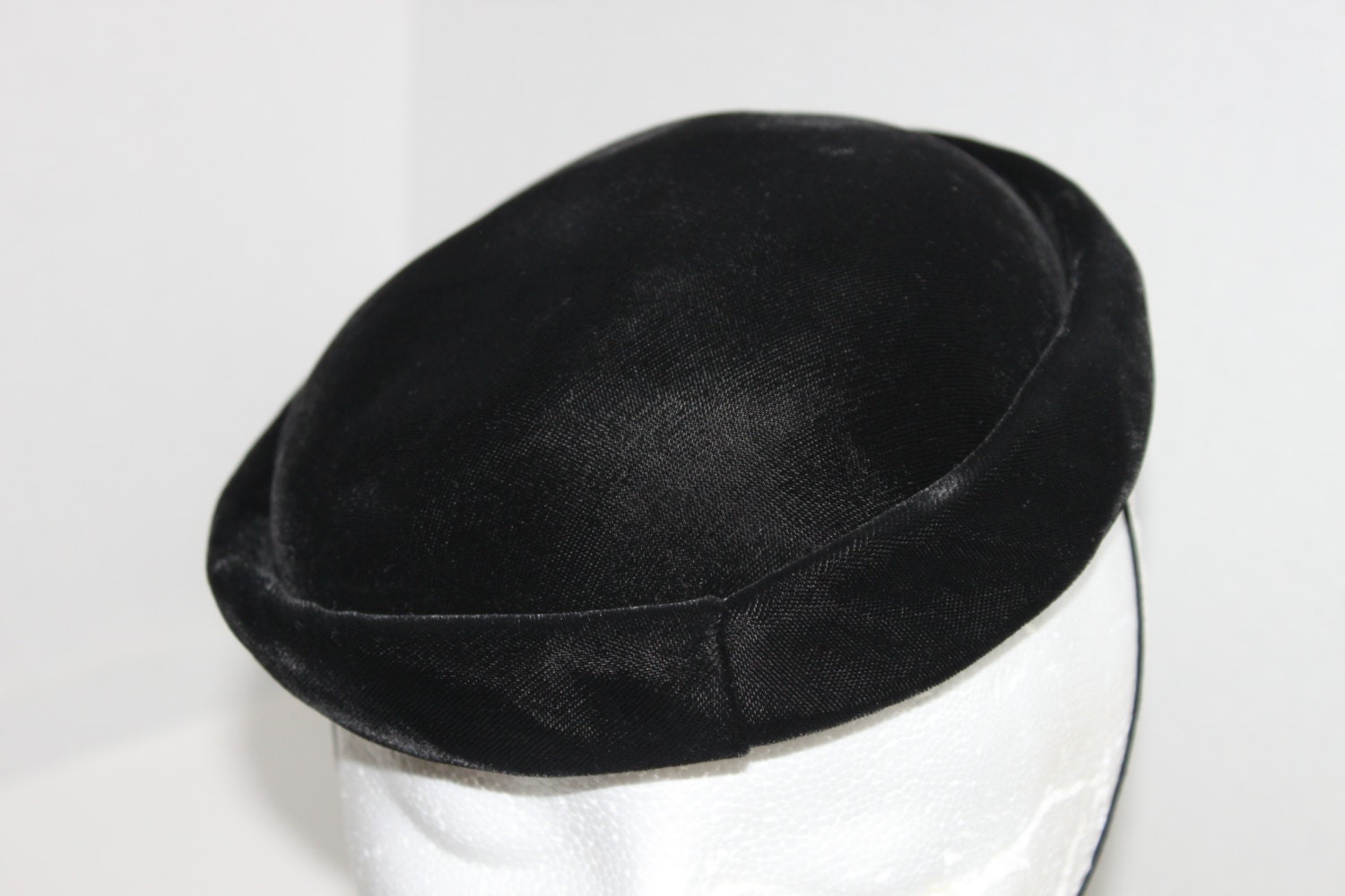 Vintage 1950s Black Velvet Toque Hat / Tilt Hat