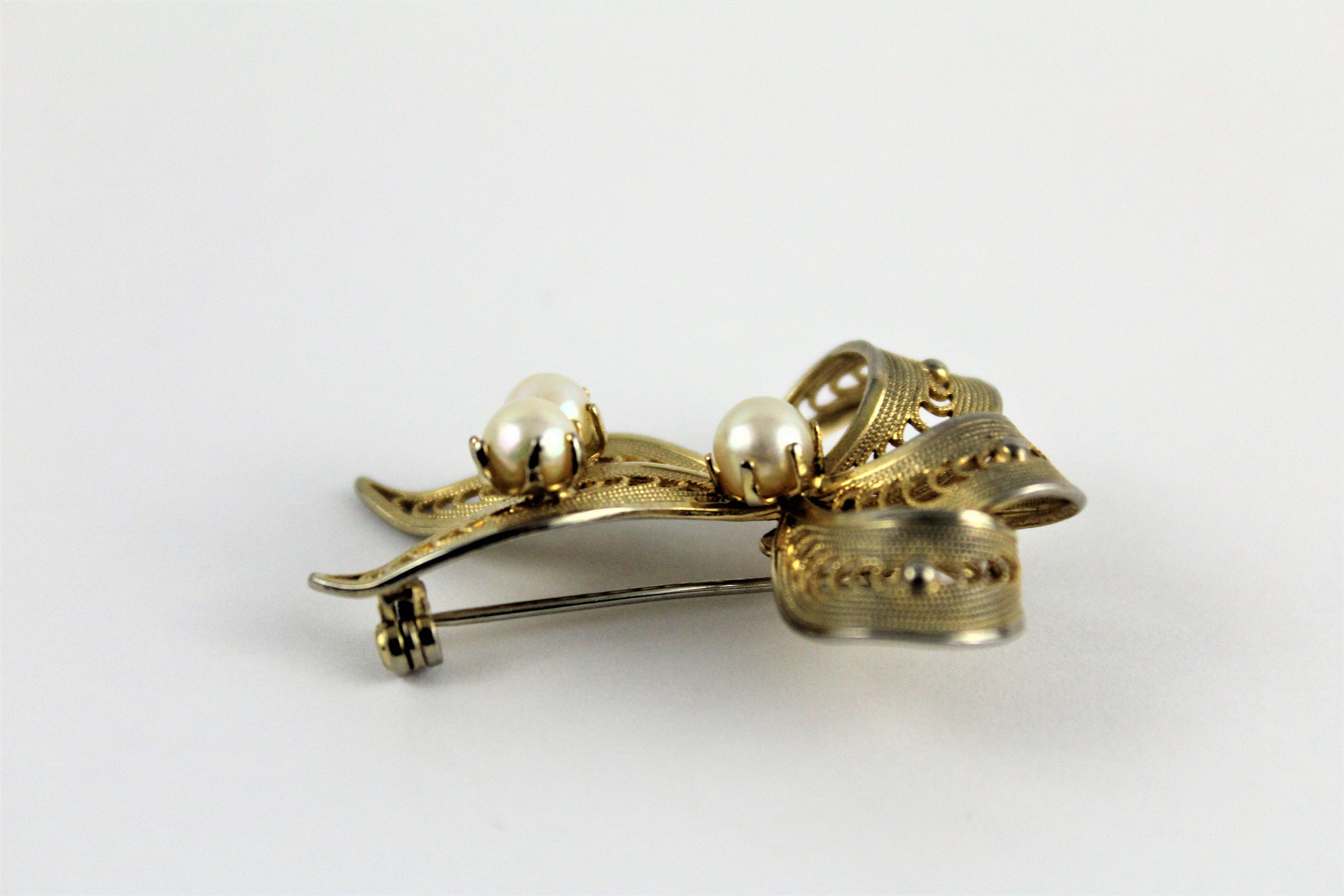 Mid Century Brooch / Ribbon Design Brooch