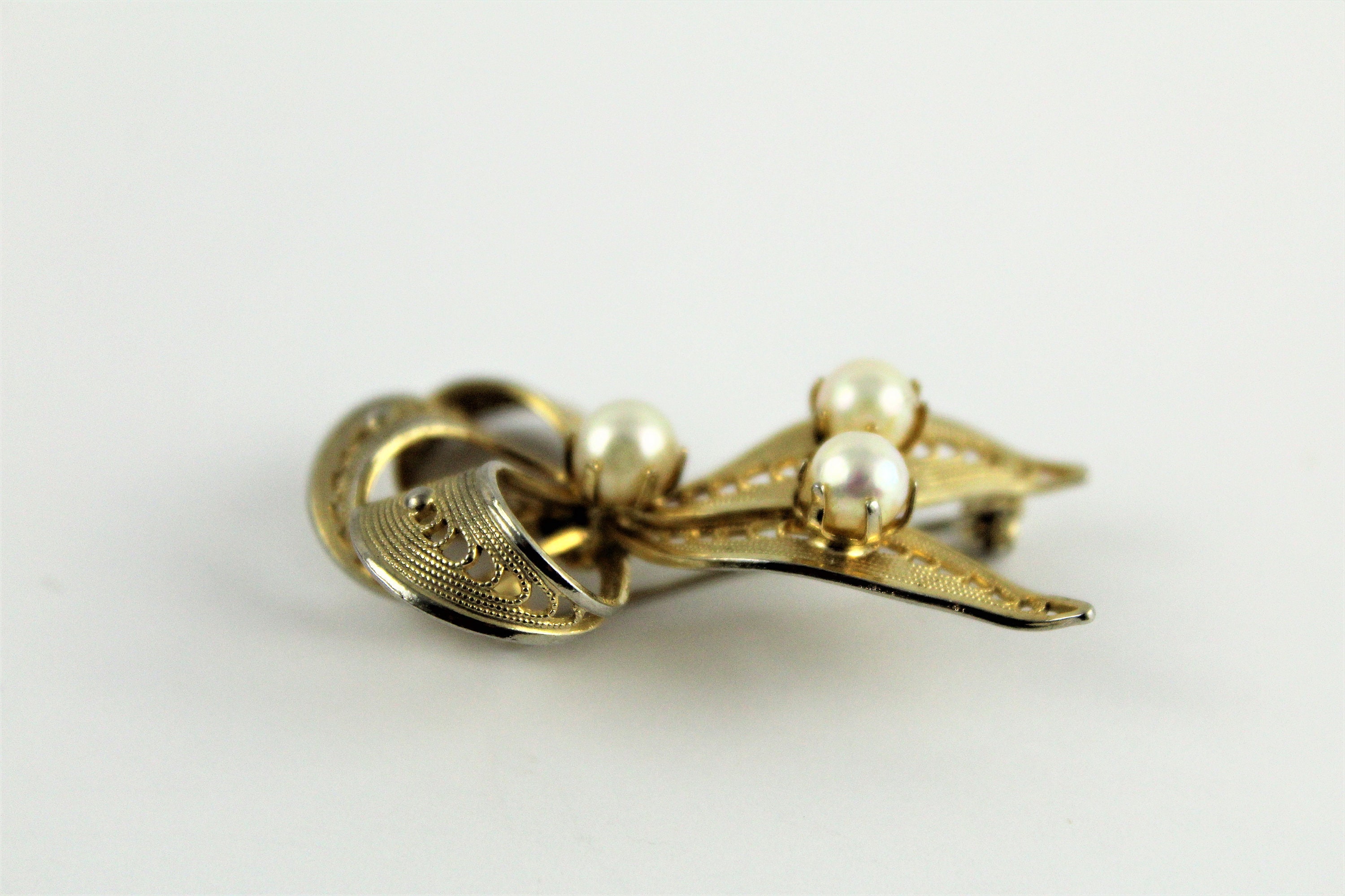 Mid Century Brooch / Ribbon Design Brooch