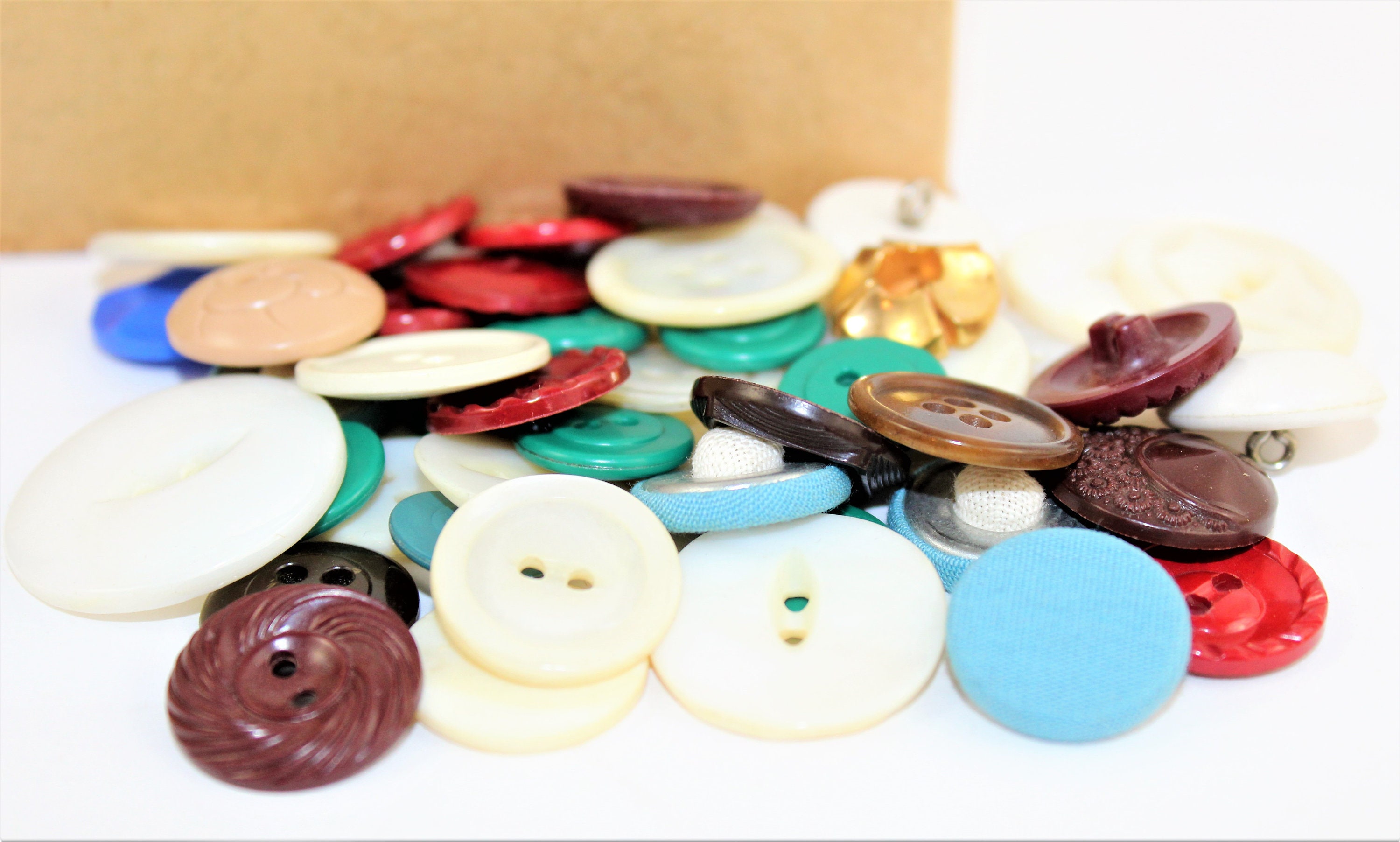 Vintage Mixed Lot of 1/2 to 3/4” Buttons in a Universal Button Fast ...