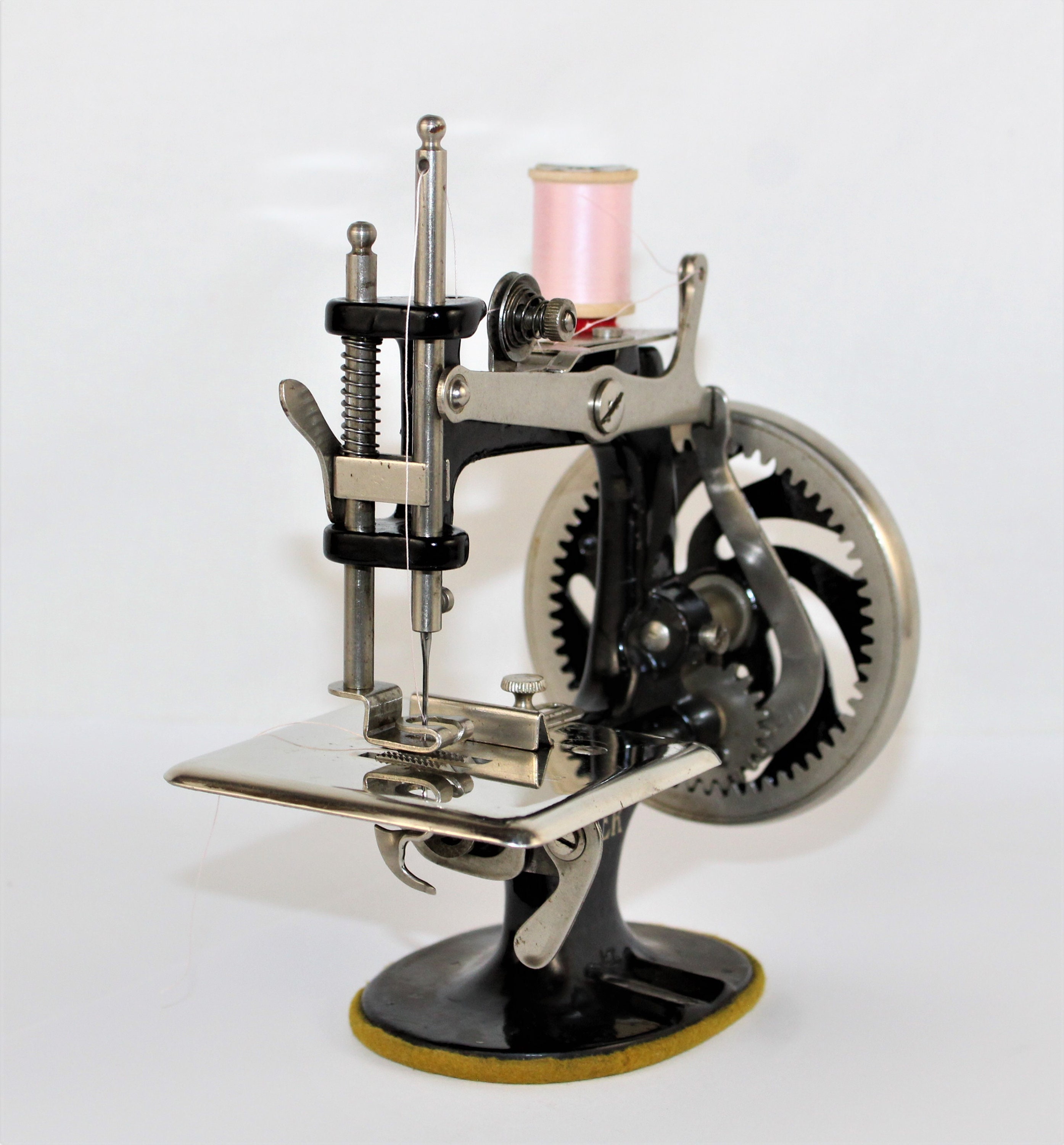 1920s Singer Model 20 Toy Sewing Machine