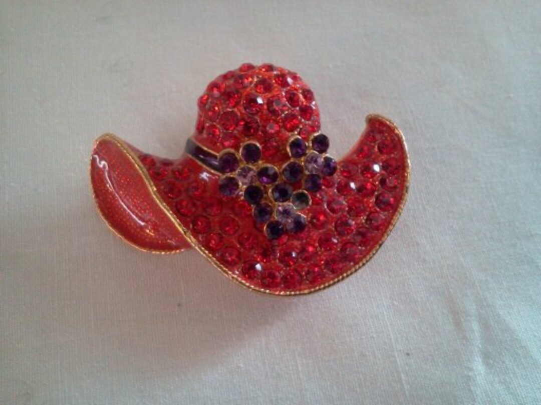 Vintage Red Hat Rhinestone Pin - Etsy.de