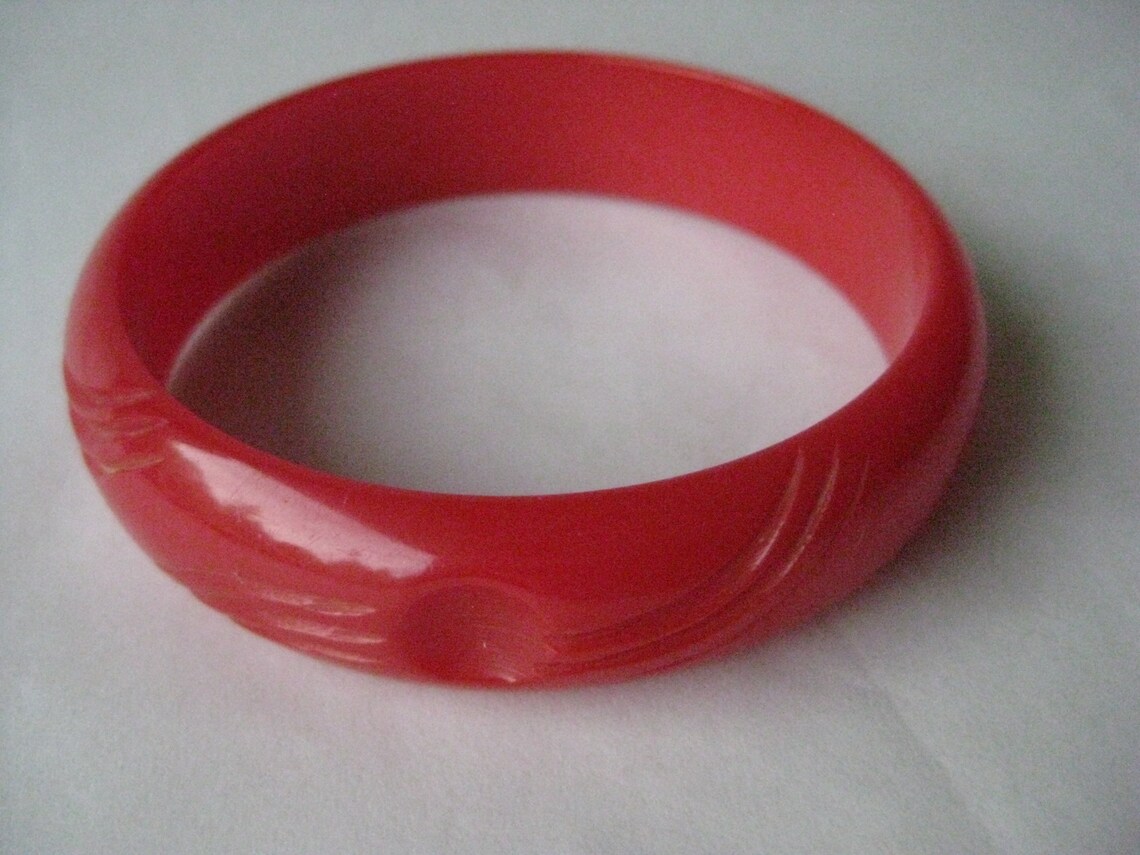 Bakelite Red Carved Bracelet Bangle Vintage - Etsy