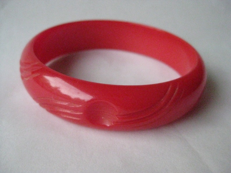 Bakelite Red Carved Bracelet Bangle Vintage - Etsy
