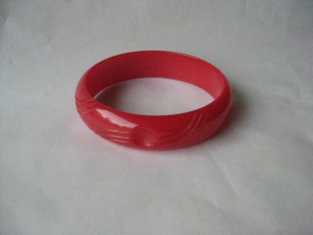 Bakelite Red Carved Bracelet Bangle Vintage - Etsy