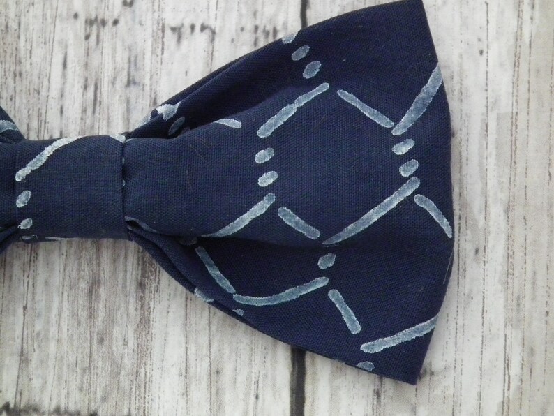 Men's clip-on navy bow tie with chicken wire print blue | Etsy
