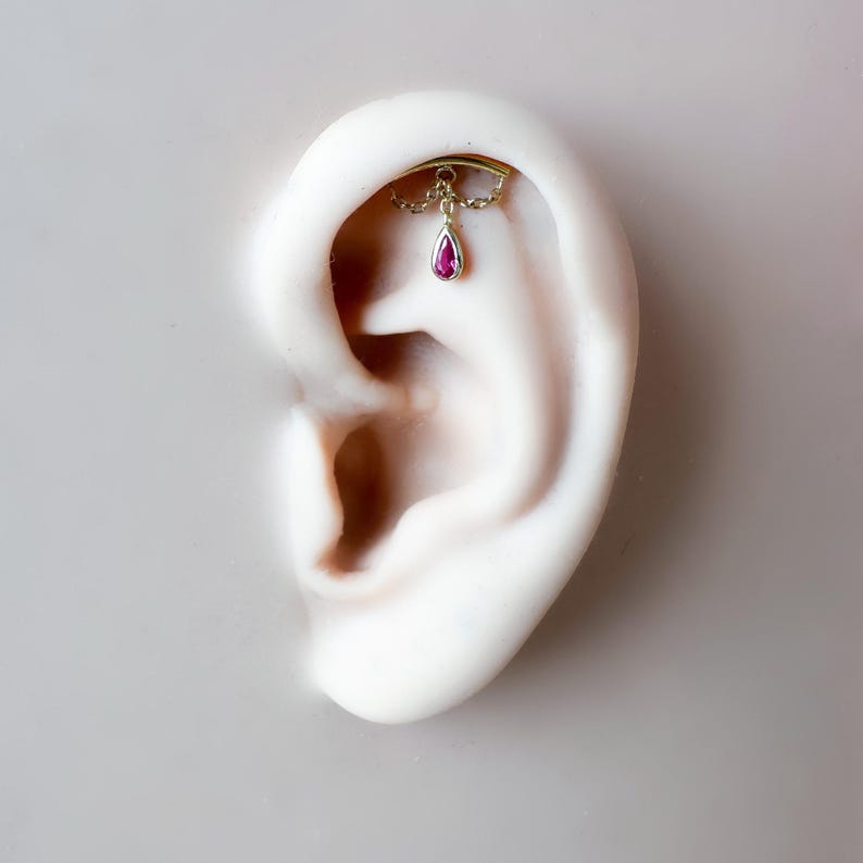 Piercing delicado e discreto na hélice, em titânio calibre 16 com ...