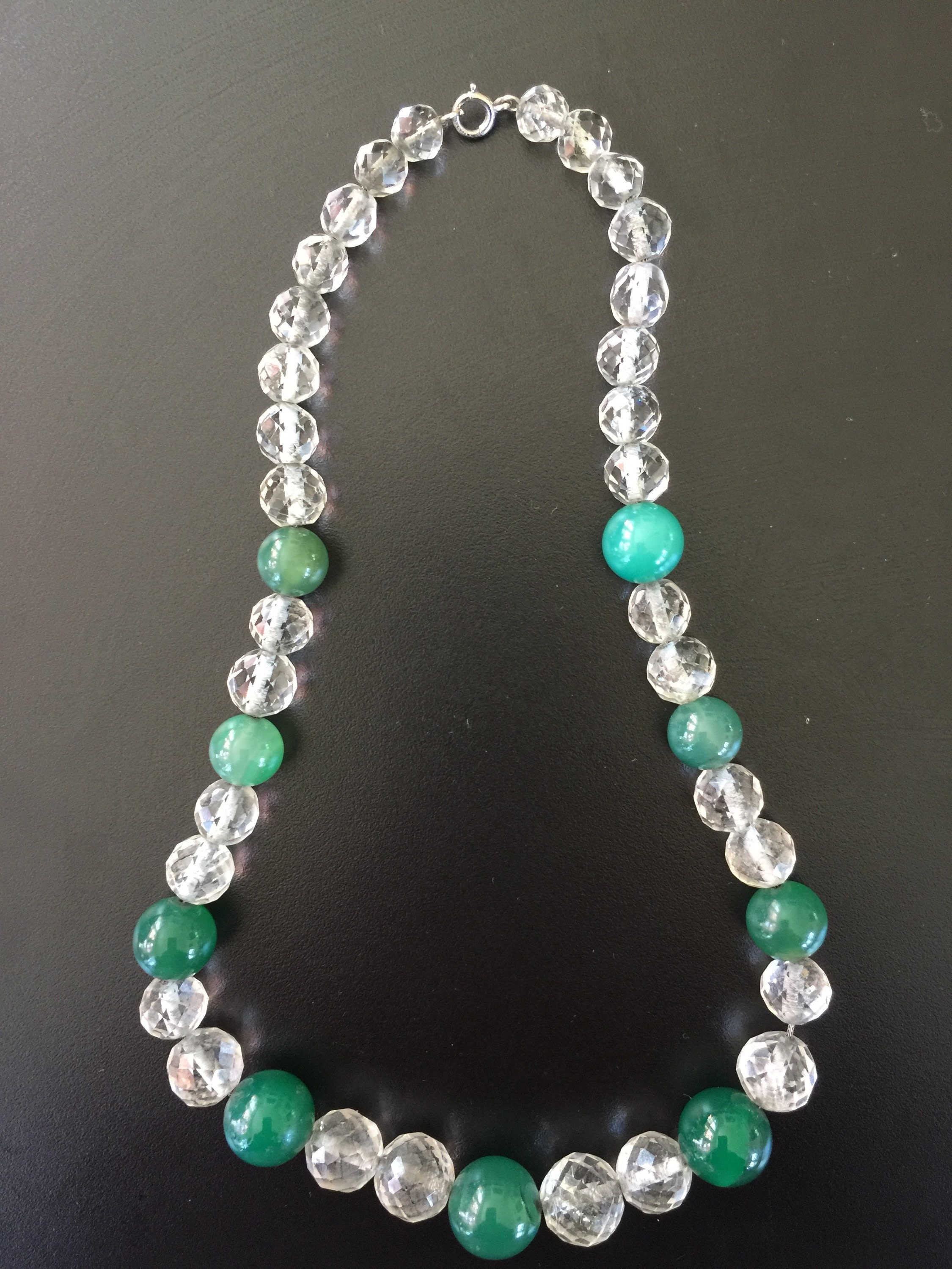 Vintage Jade verde y facetado cristal cuentas circa 1950s oro blanco ...