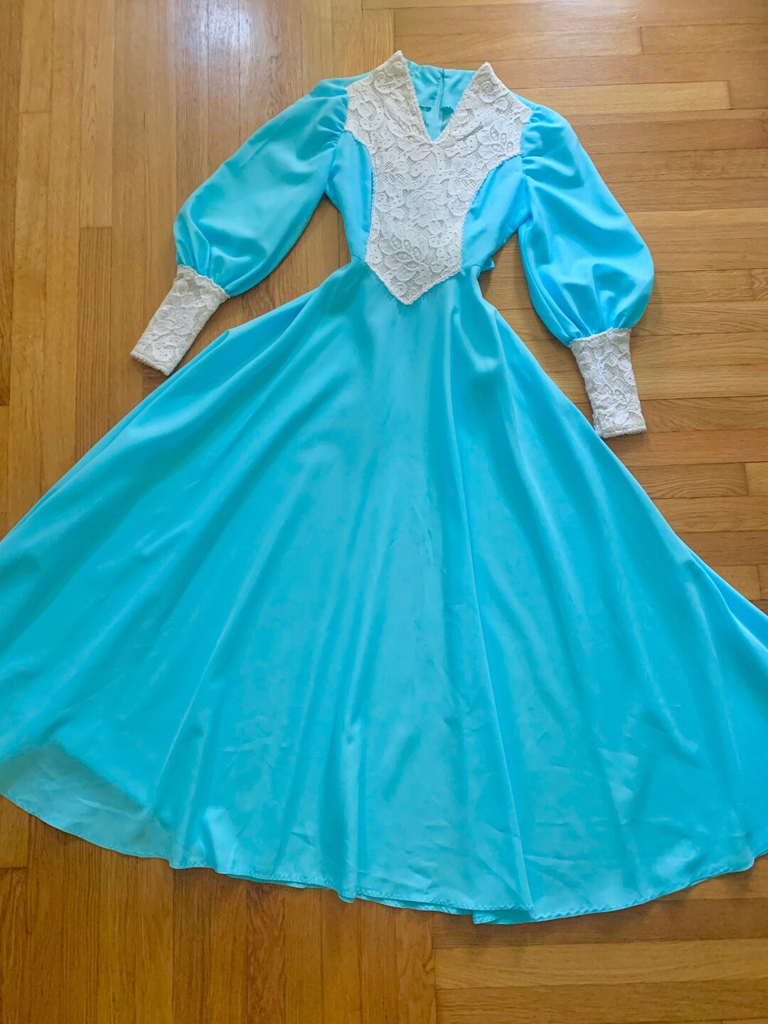 Vestido vintage vitoriano de círculo completo pradaria dos anos 1970 ...