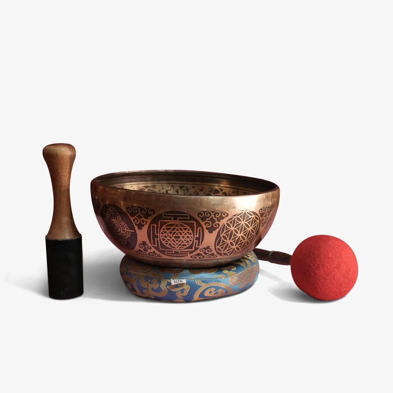 Hand-forged Tibetan Bowl, White Tara Carving, Healing Sound, 9.4-inch ...