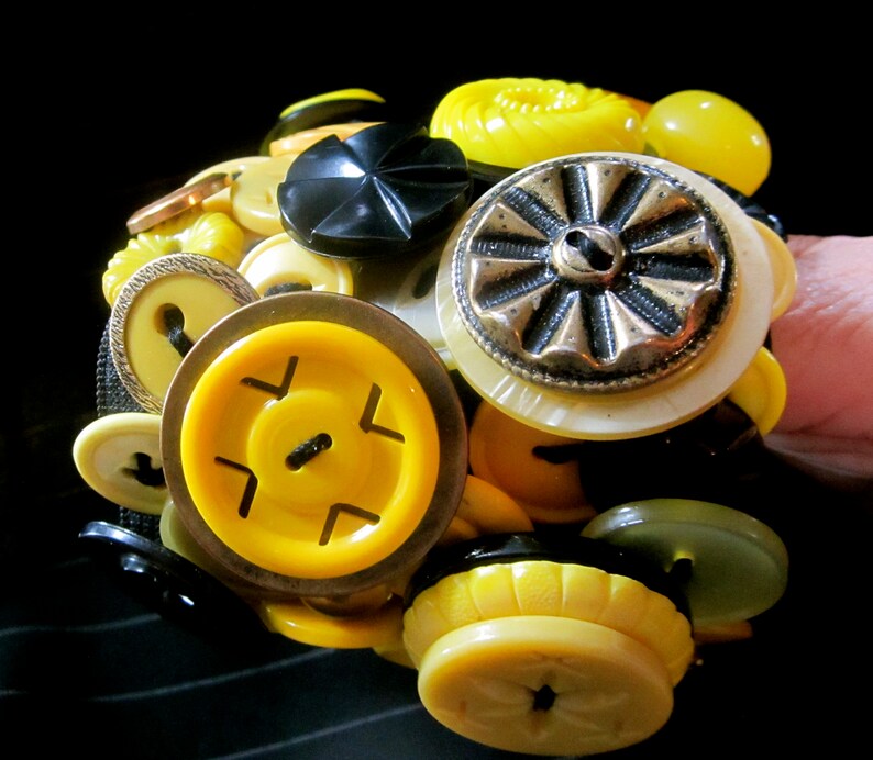 Vintage Button Bracelet on an Elastic Band - Etsy