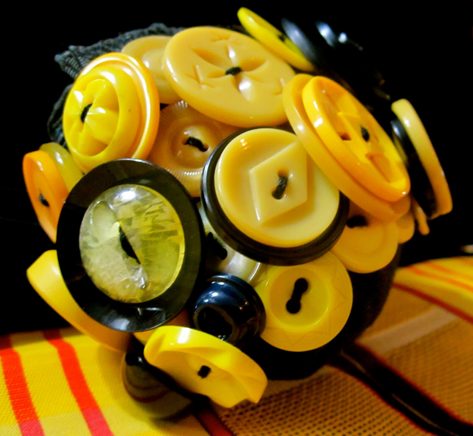 Vintage Button Bracelet on an Elastic Band - Etsy