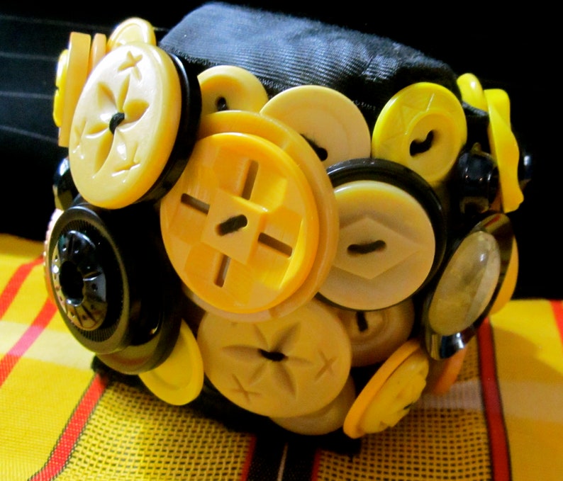 Vintage Button Bracelet on an Elastic Band - Etsy