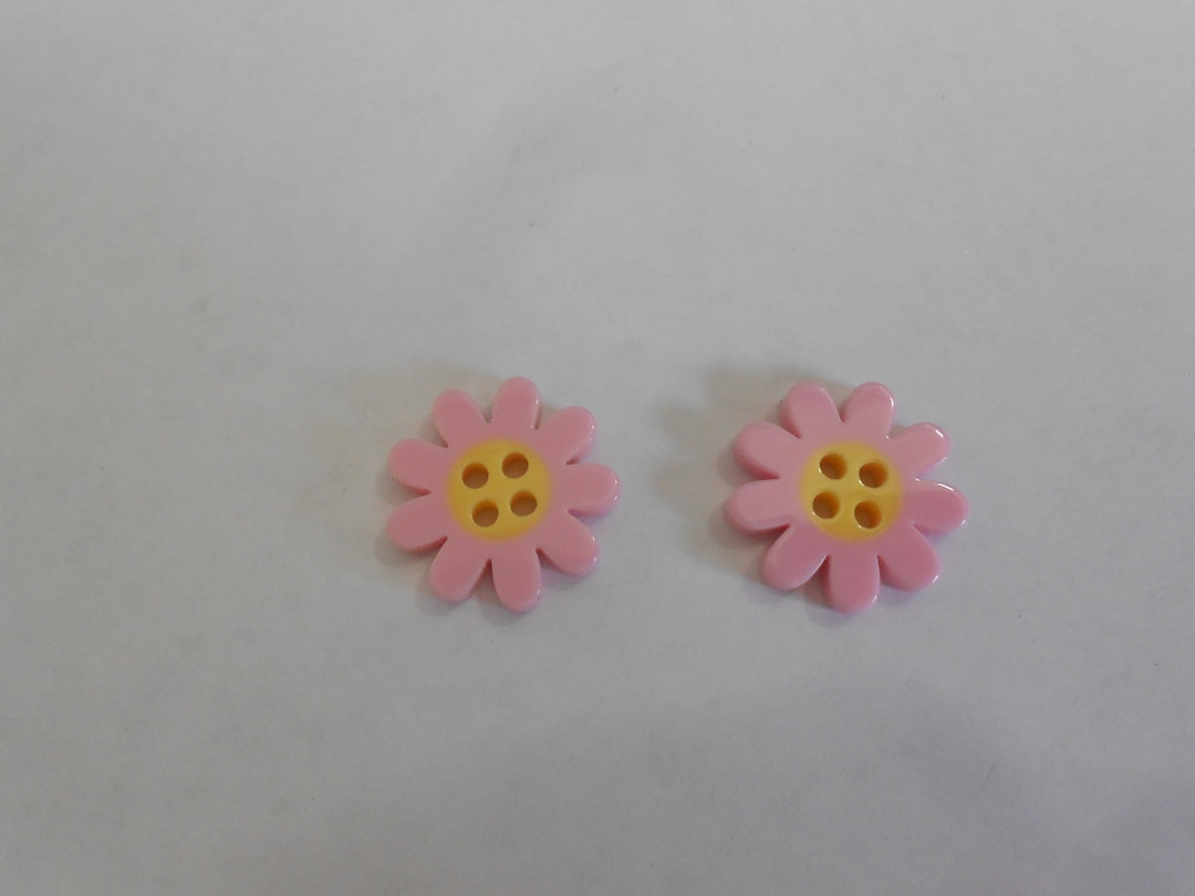 Novelty Button - DAISY - Pink (sew-thru) 3/4" - Etsy
